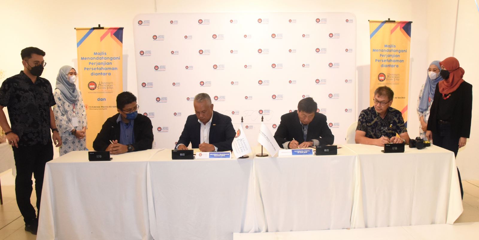 MAJLIS MOU UPSI DAN FUTUROMIC PHOTO AV SDN BHD DAN PAMERAN KARYA PELAJAR TAHU AKHIR